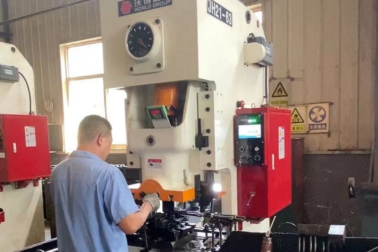 Introducing new equipment to help bolt production - Jinan Star Fastener ...